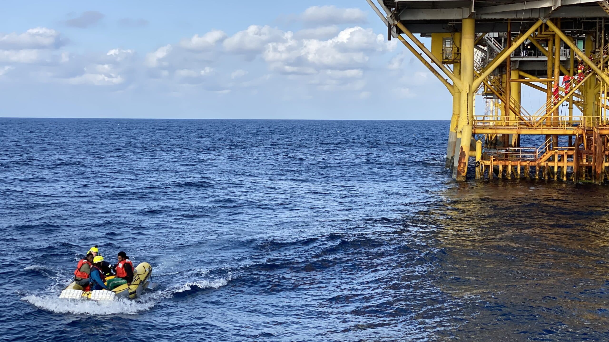 Aurora rescue ship saves people from gas platform • Sea-Watch e.V.